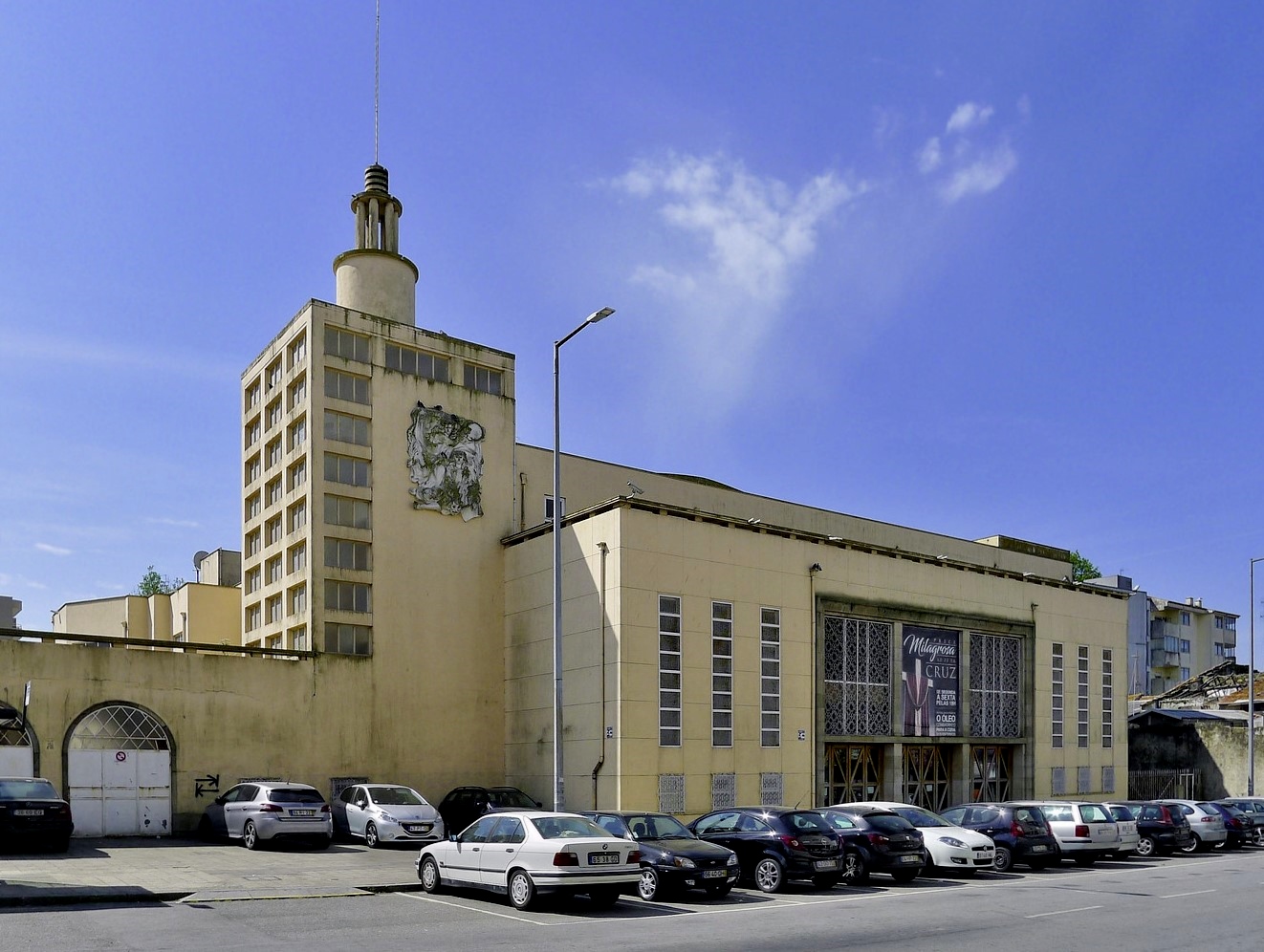Cine-Teatro Vale Formoso, no Porto, com mais de 75 anos, está prestes a ...